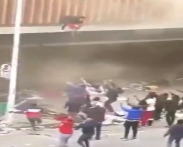 فيديو صادم لأم ترمي رضيعها من أعلى مبنى شاهد ما حدث للطفل بعد سقوطه