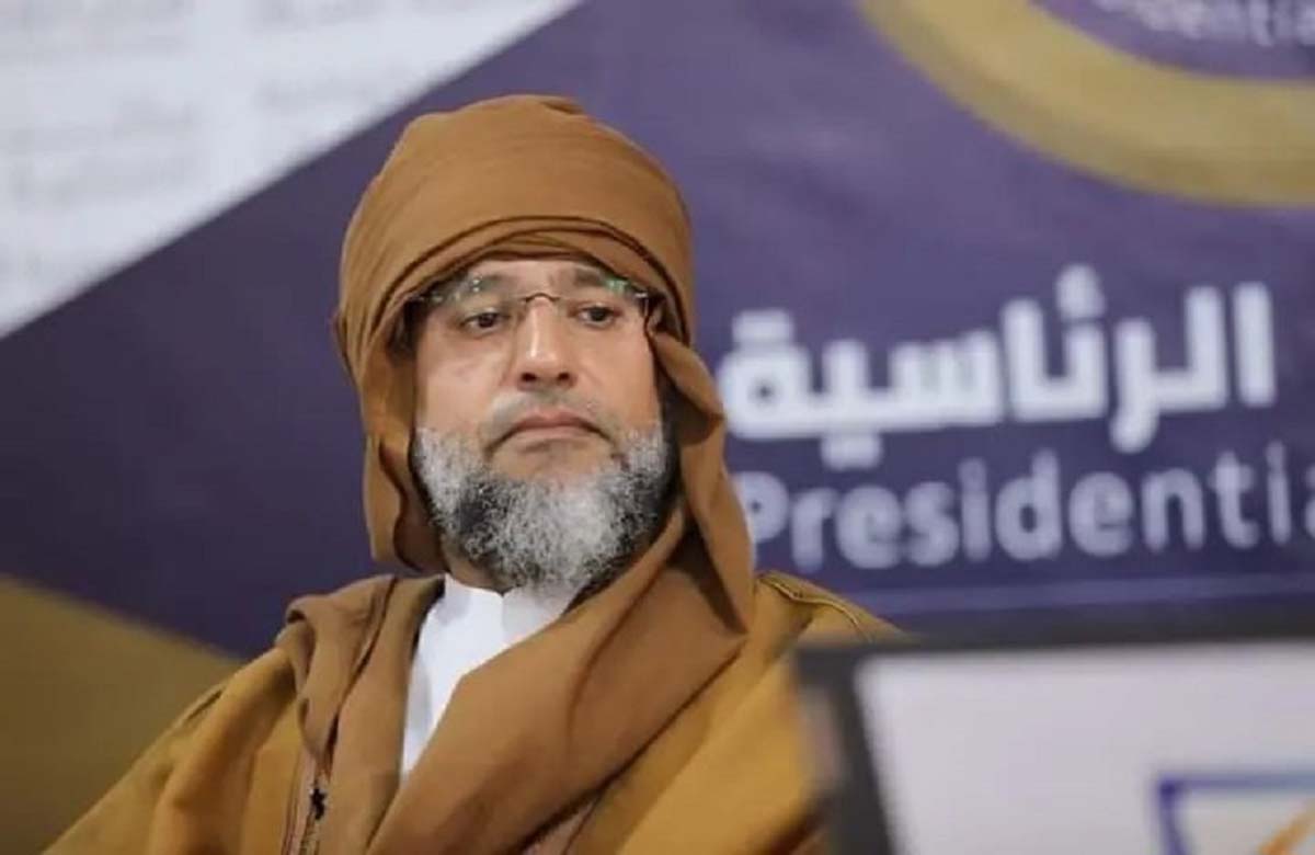 شاهد أحدث ظهور لسيف الإسلام القذافي يصلي بمفرده وسط صحراء ليبيا