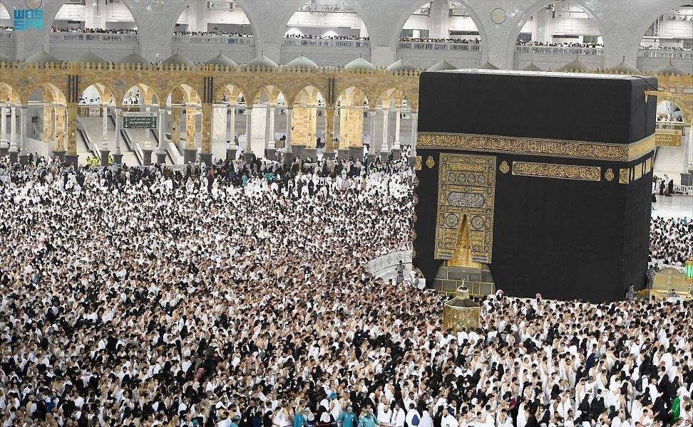 وسط أجواء إيمانية أداء صلاة التهجد بأولى ليالي العشر الأواخر من رمضان