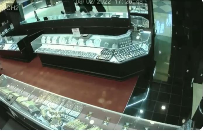 شاهد كيف اقتحم لصوص متجر مجوهرات في فلوريدا؟ والشرطة تعلن عن قيمة