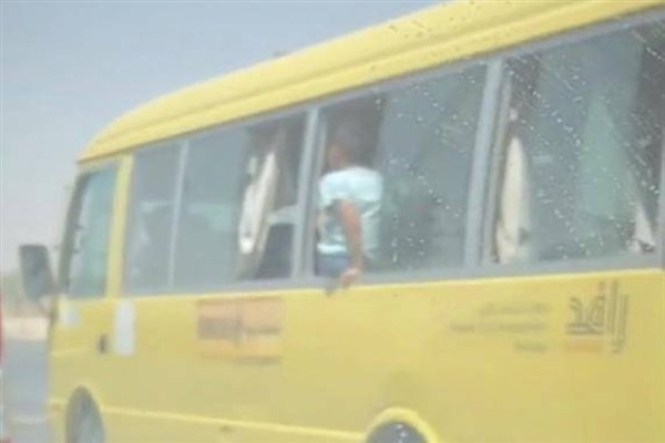 رافد توضح ملابسات فيديو متداول لجلوس طالب على نافذة حافلة خلال رحلة مدرسية