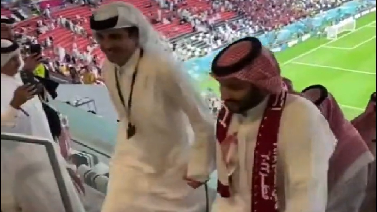شاهد لحظة خروج ولي العهد وأمير قطر من ستاد البيت