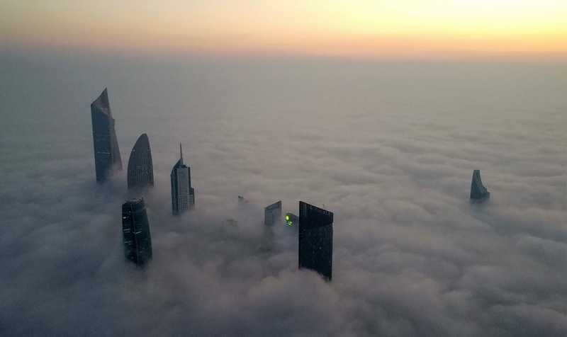 شاهد ضباب كثيف يغطي سماء الكويت وانعدام شديد للرؤية على الطرقات العامة ...