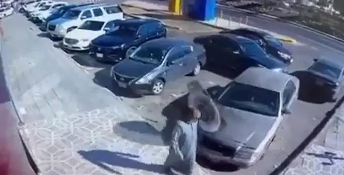 بالفيديو العناية الإلهية تنقذ رجلاً من الموت بإطار شاحنة