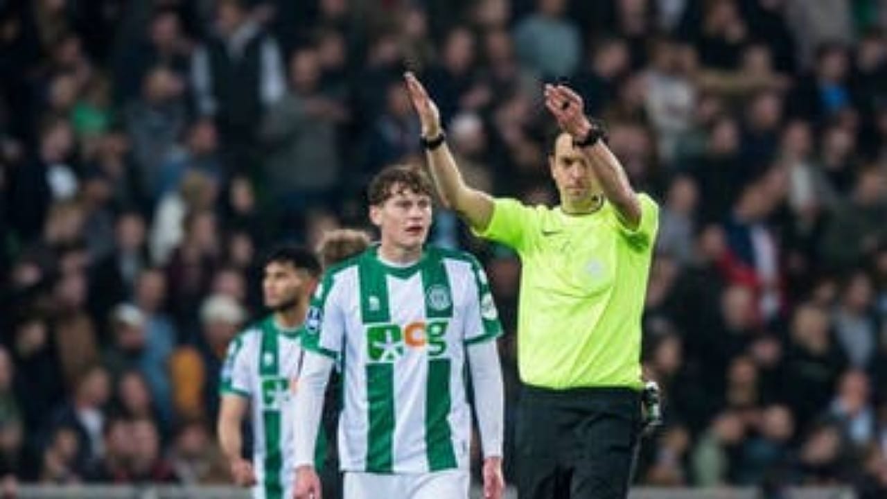 كأس خمر يتسبب في توقف مباراة بالدوري الهولندي – مـزمـز