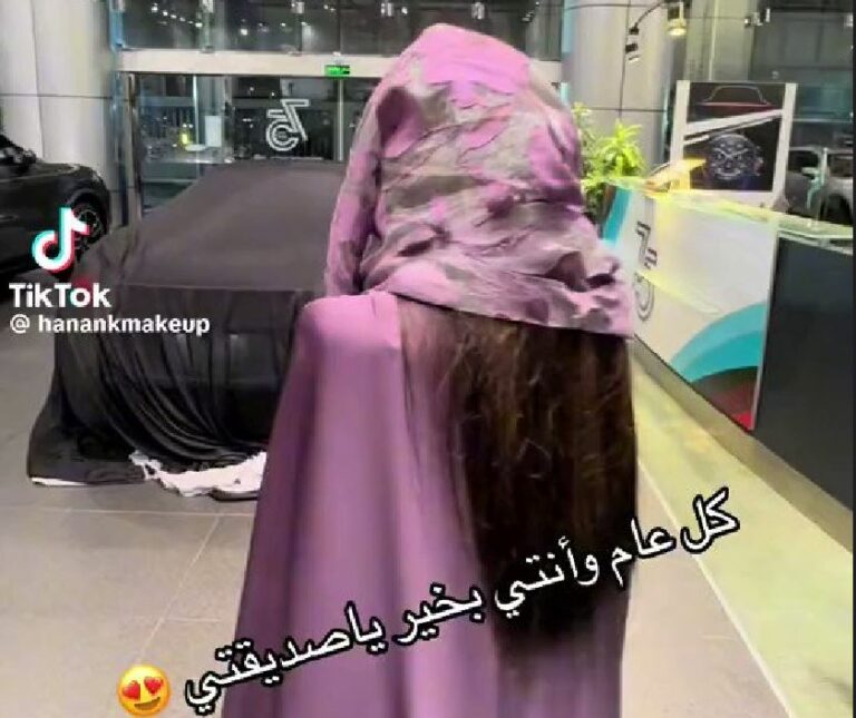 فتاة تفاجأ صديقتها بإهداءها سيارة شاهد ردة فعل الأخيرة