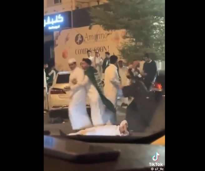 مقطع فيديو يوثق اعتداء فتاة على شاب بالضرب وسط الشارع في ظروف غامضة