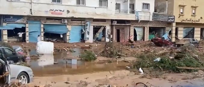 تناثر عشرات الجثث في الشوارع مشاهد مروعة للسيول تجرف المنازل بساكنيها