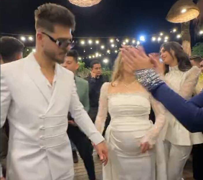 شاهد عروس مصرية حامل تثير الجدل باحتفالها بزفافها