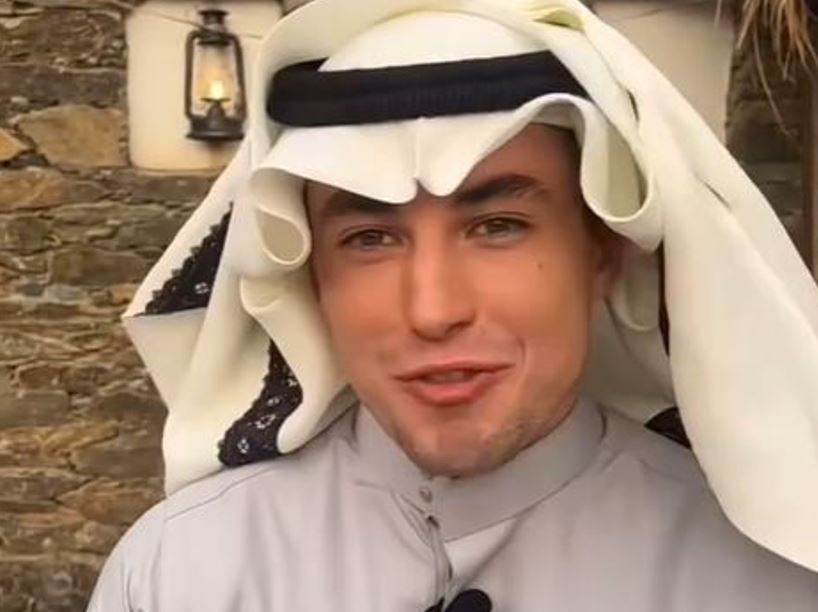 مشاهير التيك توك الأمريكيين يتألقون بالزي السعودي خلال زيارتهم للمملكة ...