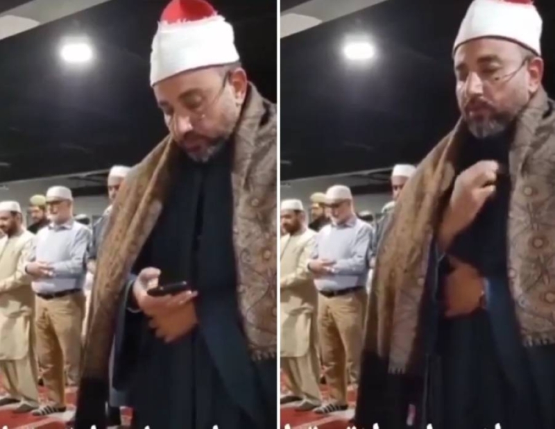 شاهد إمام مسجد مصري يثير الجدل بتصفحه هاتفه أثناء الصلاة
