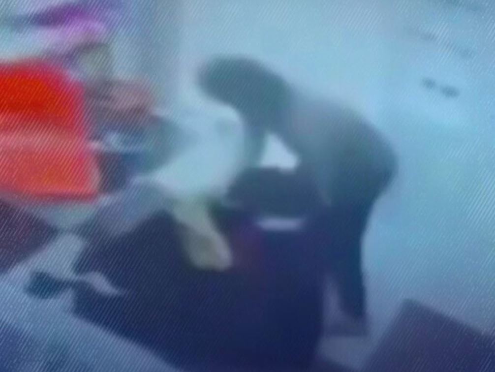 مقطع فيديو مذهل يُسجل لحظة هجوم امرأة ملثمة على صاحب محل في ذي قار بالعراق
